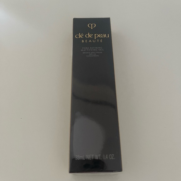 cle de peau | Makeup | Cle De Peau Pore Refining Mattifying Veil | Poshmark
